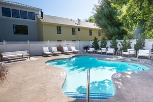 Piscina exterior sazonal, da(s) 9:00 à(s) 20:00, guarda-sóis 