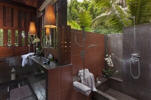 Luxury Pool Villa, 4 Bedrooms | Casa de banho | Um polibã e uma banheira separados, uma banheira de imersão total 