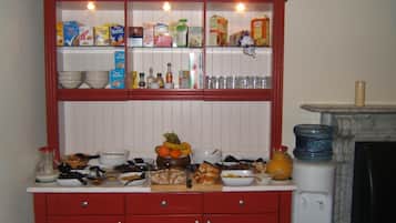 Pequeno-almoço completo diário (13 EUR por pessoa)