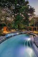 Piscina externa, espreguiçadeiras