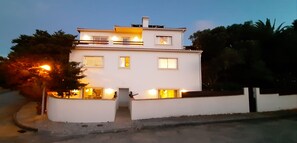 Fachada da propriedade à noite