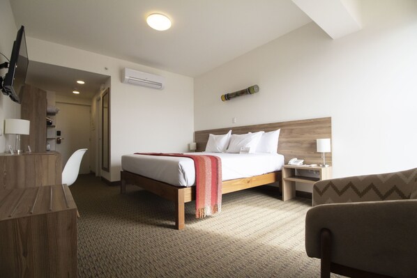 Roupas de cama premium, cofres nos quartos, escrivaninha