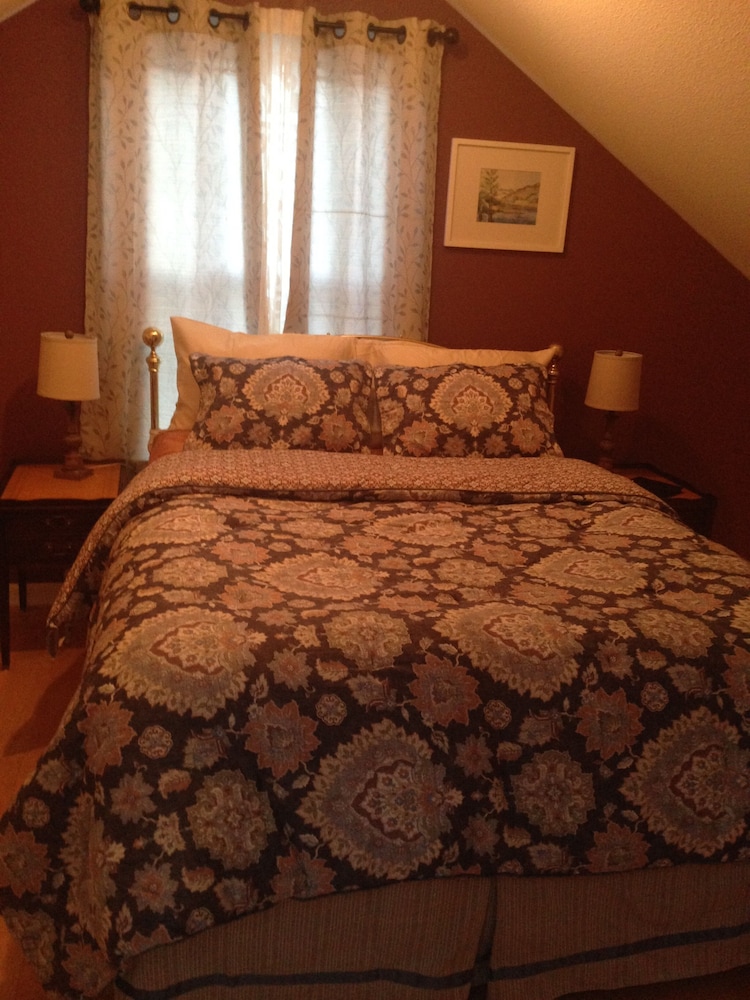 Blossom View Cottages: Luxurious 3 Bedroom + Den Near Theaters, Downtown - Ashland, OR