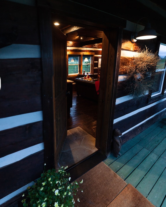 Rustic Lodge Style Cabin Located In The Beautiful Flathead Valley. - Montana