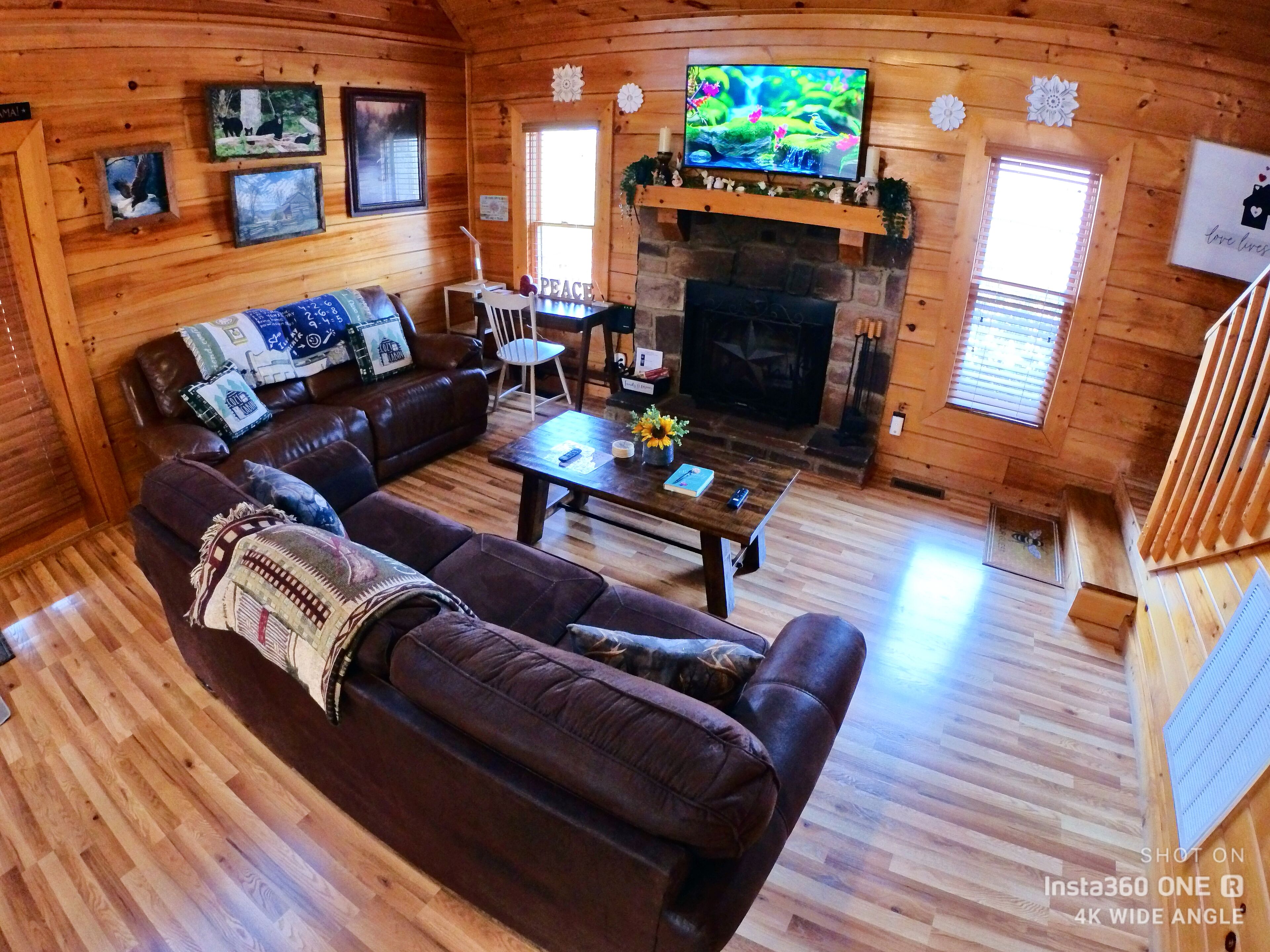 Premier Cabin In Eagle Springs Resort  King/queen Beds, Hot Tub, Community Pool - Tennessee