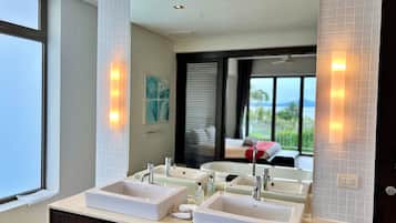 Villa Deluxe, 2 quartos, piscina privativa | Casa de banho | Um polibã e uma banheira separados, uma banheira de imersão total