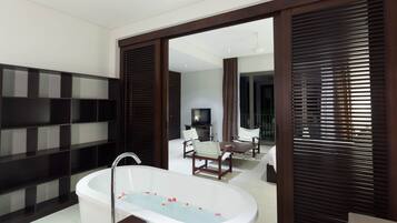 Um polibã e uma banheira separados, uma banheira de imersão total