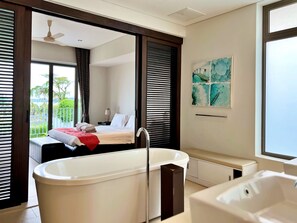 Villa Deluxe, 2 quartos, piscina privativa | Casa de banho | Um polibã e uma banheira separados, uma banheira de imersão total 