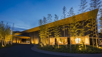 Fachada do alojamento (tarde/noite)