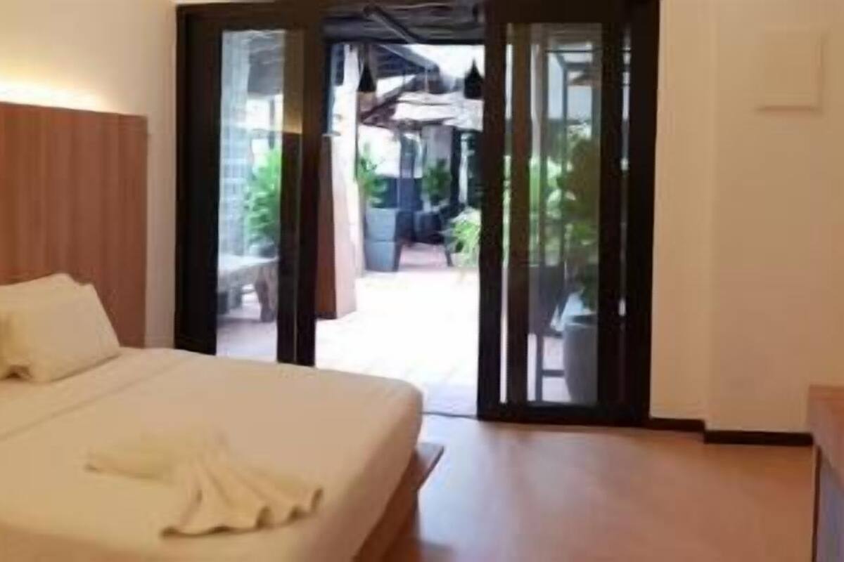 Frigobar, cofres nos quartos, individualmente mobiliados, escrivaninha