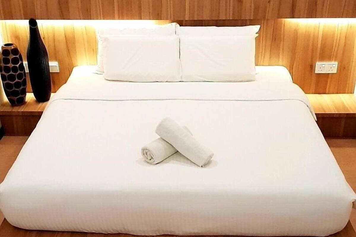 Frigobar, cofres nos quartos, individualmente mobiliados, escrivaninha