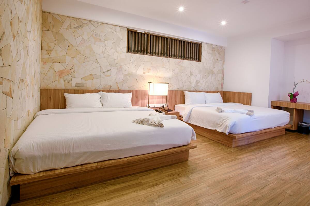 Frigobar, cofres nos quartos, individualmente mobiliados, escrivaninha