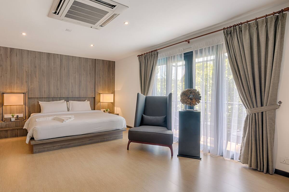 Frigobar, cofres nos quartos, individualmente mobiliados, escrivaninha