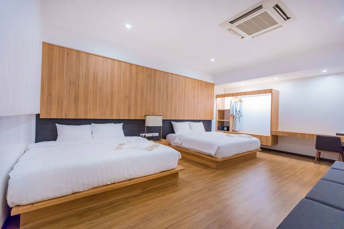 Frigobar, cofres nos quartos, individualmente mobiliados, escrivaninha