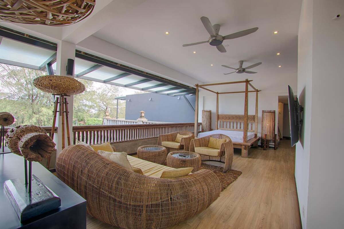 Frigobar, cofres nos quartos, individualmente mobiliados, escrivaninha