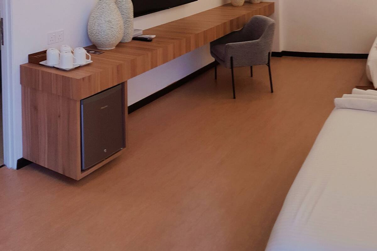 Frigobar, cofres nos quartos, individualmente mobiliados, escrivaninha