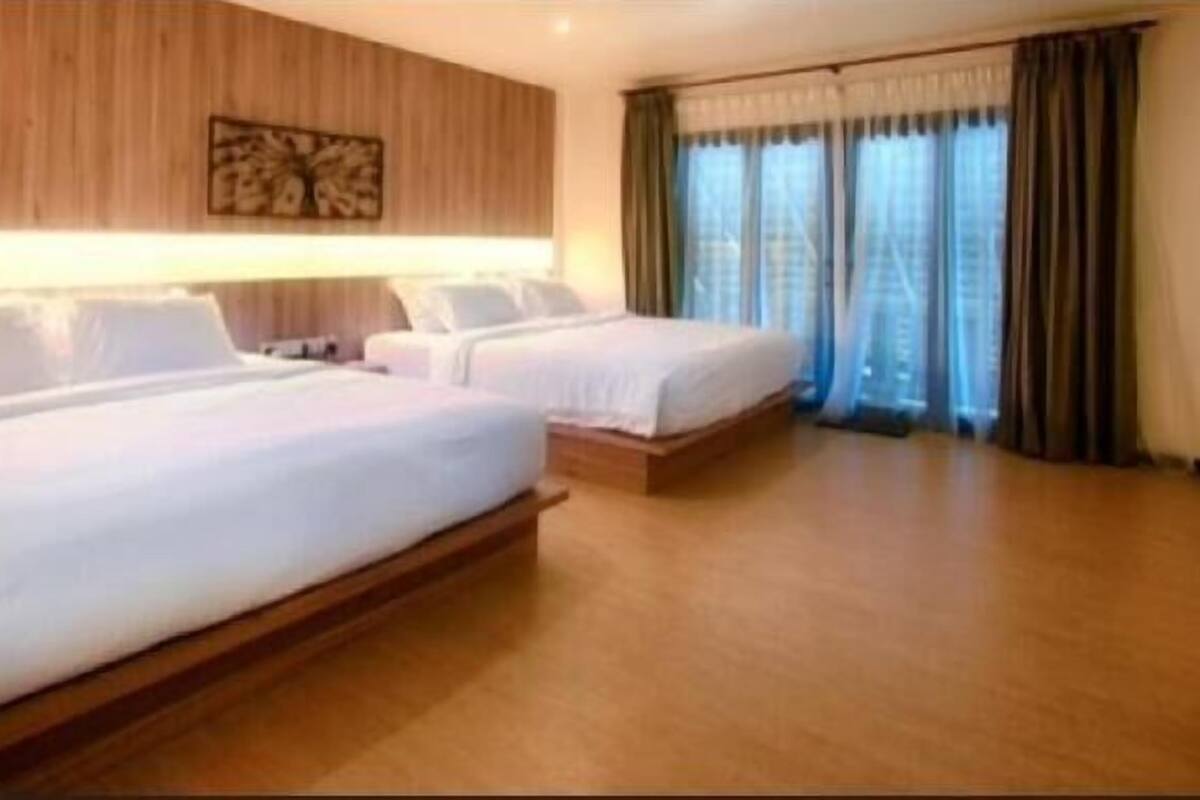 Frigobar, cofres nos quartos, individualmente mobiliados, escrivaninha