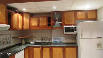 Apartamento Comfort, 2 quartos | Cozinha privada | Um frigorífico, um micro-ondas, um forno, uma cafeteira/bule
