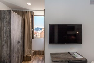 Quarto duplo standard | Frigobar, cofres nos quartos, escrivaninha