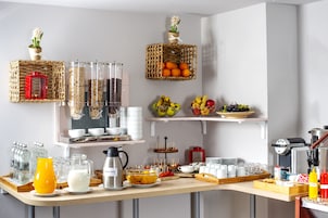 Café da manhã com buffet todos os dias mediante uma taxa