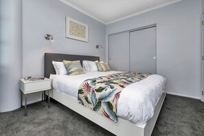 Apartamento luxo, 1 quarto | 1 quarto, roupas de cama premium, individualmente decorados