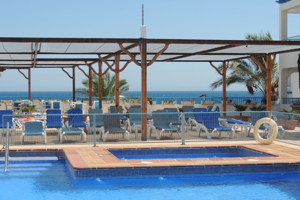 Piscina externa, espreguiçadeiras