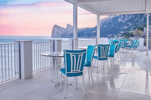 2 restaurantes, com serviço de almoço e jantar; culinária italiana