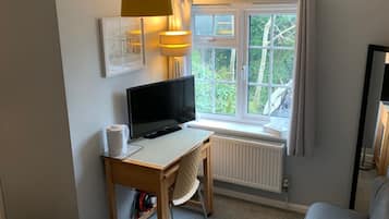 Quarto Duplo Comfort, vista para o jardim | Secretária, secretária adequada para computadores portáteis