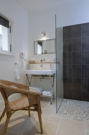 Quarto casal (Clair-Obscur) | Banheiro | Produtos de toalete grátis, secador de cabelo, roupões de banho