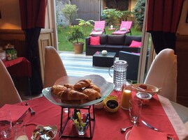 Café da manhã continental todos os dias (EUR 10 por pessoa) 