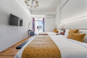 Quarto Quádruplo, varanda | Wi-fi grátis, roupa de cama fornecida