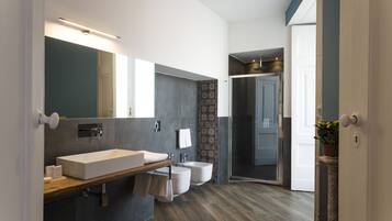 Quarto Duplo ou Twin Superior | Casa de banho | Produtos de higiene exclusivos, um secador de cabelo, chinelos, um bidé