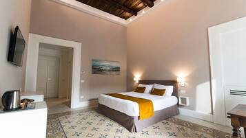 Quarto com cama, abajures, um quadro e piso de azulejos.
