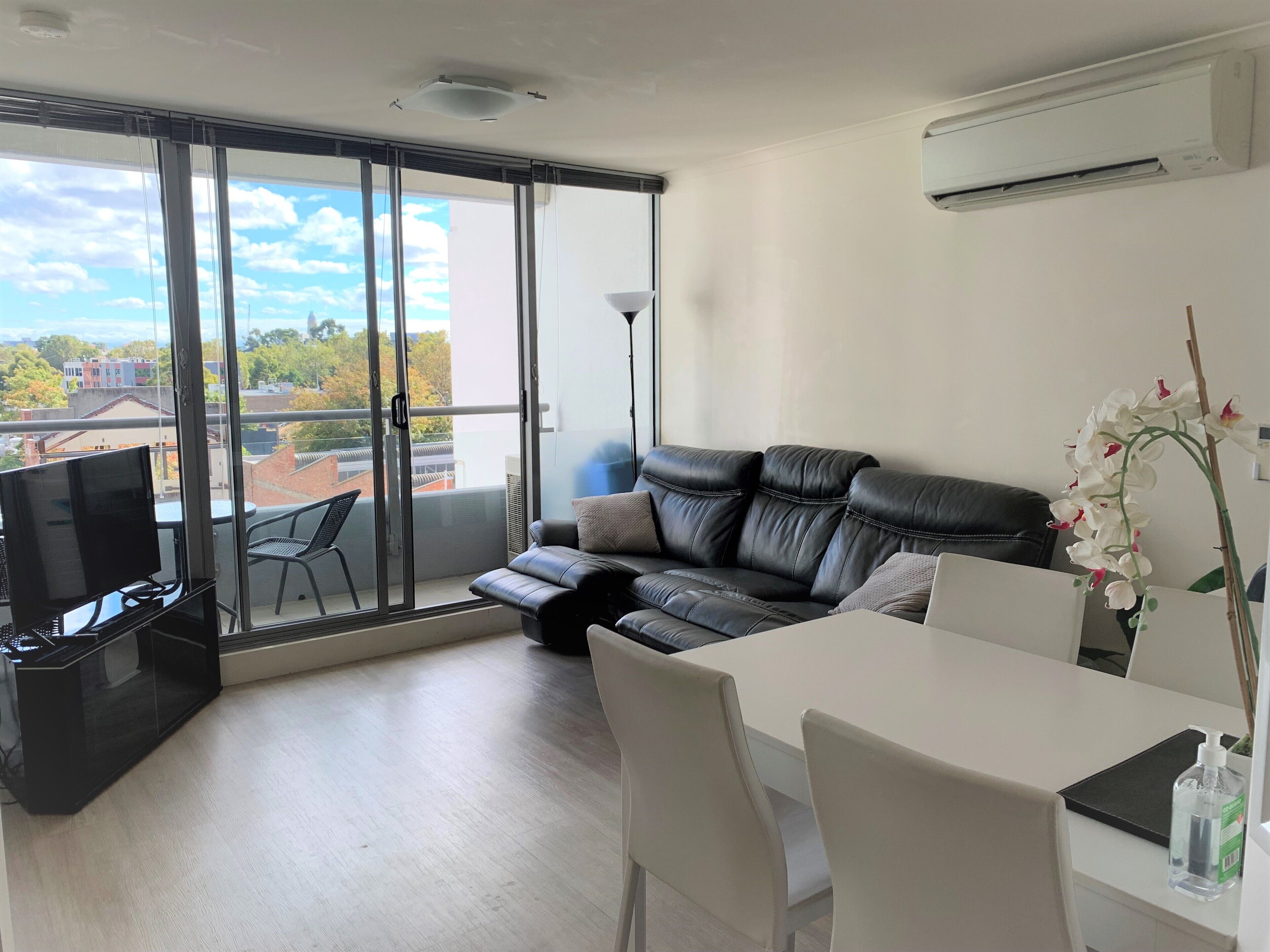 Onsite Parking, 2 Keys, Self Check In - Kensington