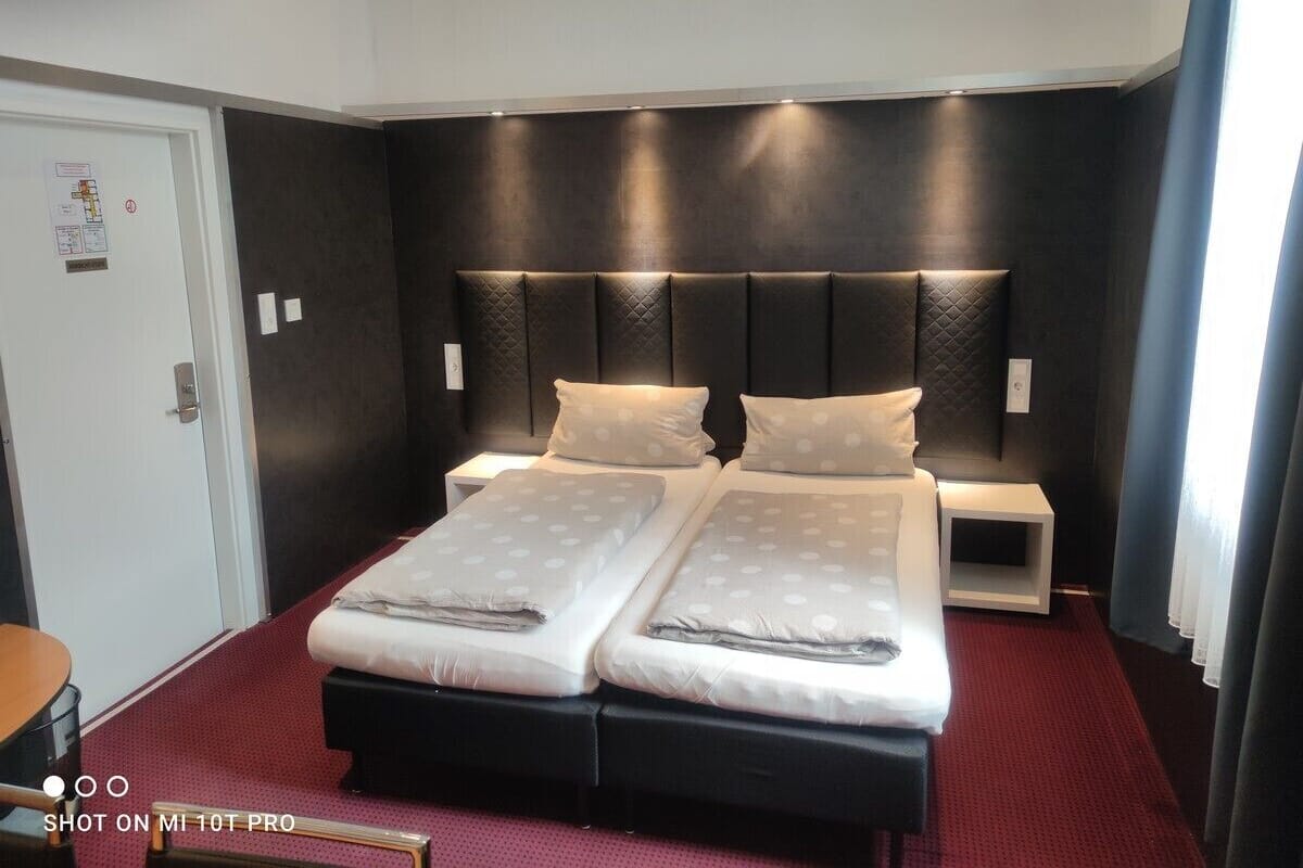 Quarto casal superior, banheiro privativo, vista para a cidade | Comodidades do quarto