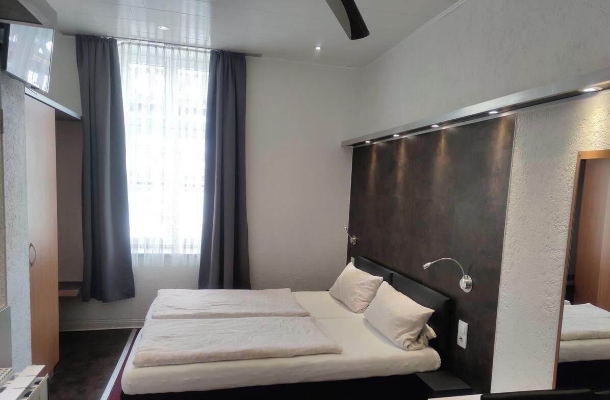 Quarto casal econômico, banheiro privativo, vista para a cidade | Comodidades do quarto