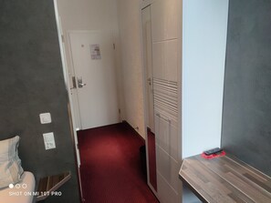 Quarto solteiro standard, banheiro privativo, vista para a cidade | Diversos