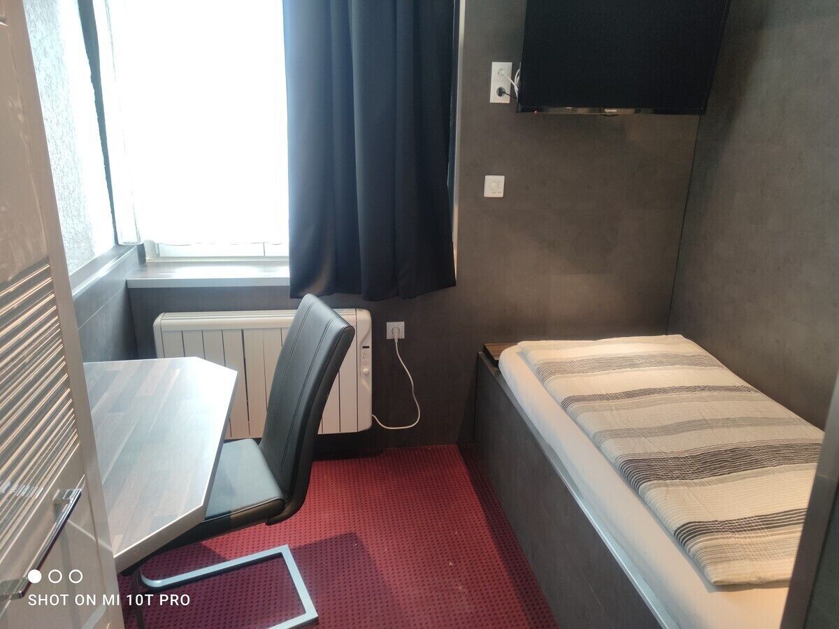 Quarto solteiro standard, banheiro privativo, vista para a cidade | Comodidades do quarto