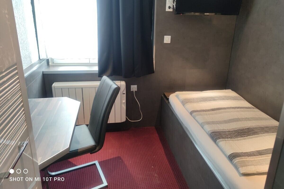 Quarto solteiro standard, banheiro privativo, vista para a cidade | Comodidades do quarto