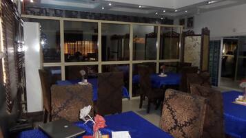 Pequenos-almoços servidos, cozinha local e internacional