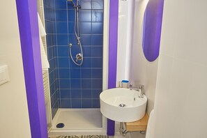 Quarto Duplo (Dina) | Casa de banho | Um polibã, artigos de higiene pessoal grátis, um secador de cabelo 