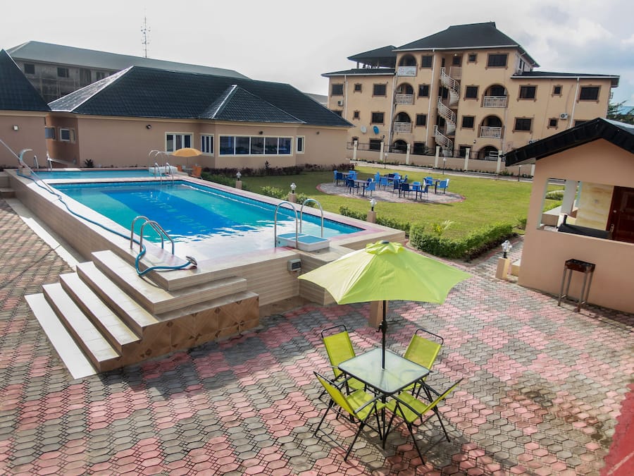 Piscina externa, guarda-sóis, espreguiçadeiras