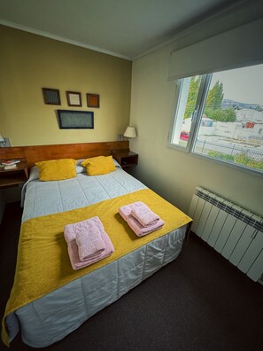 Hab. Doble Matrimonial | Edredons de pluma, cortinas blackout, Wi-Fi de cortesia, roupa de cama