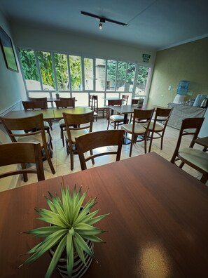 Café da manhã self-service grátis todos os dias