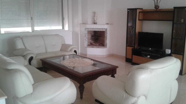 Duplex, 3 quartos | Sala de estar | TV de plasma