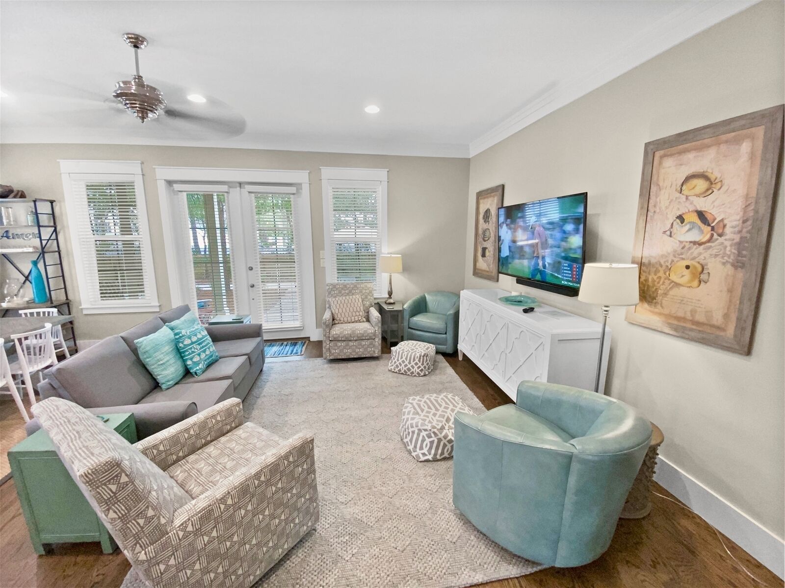 Beautifully Decorated, Spacious Home- 4 bikes & Tram Service* `Big Blue ...