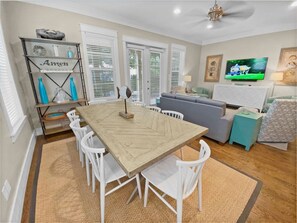 Beautifully Decorated, Spacious Home- 4 bikes & Tram Service* `Big Blue ...