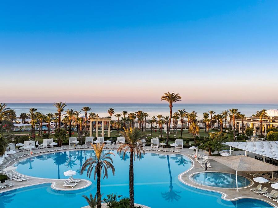 Piscina interna, 2 piscinas externas, guarda-sóis, espreguiçadeiras