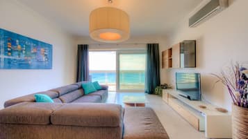 Apartamento (2 Bedrooms) | Sala de estar | Televisor LCD de 50 polegadas com canais por cabo, Smart TV