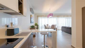 Um frigorífico/congelador grande, um forno, uma máquina de lavar louça